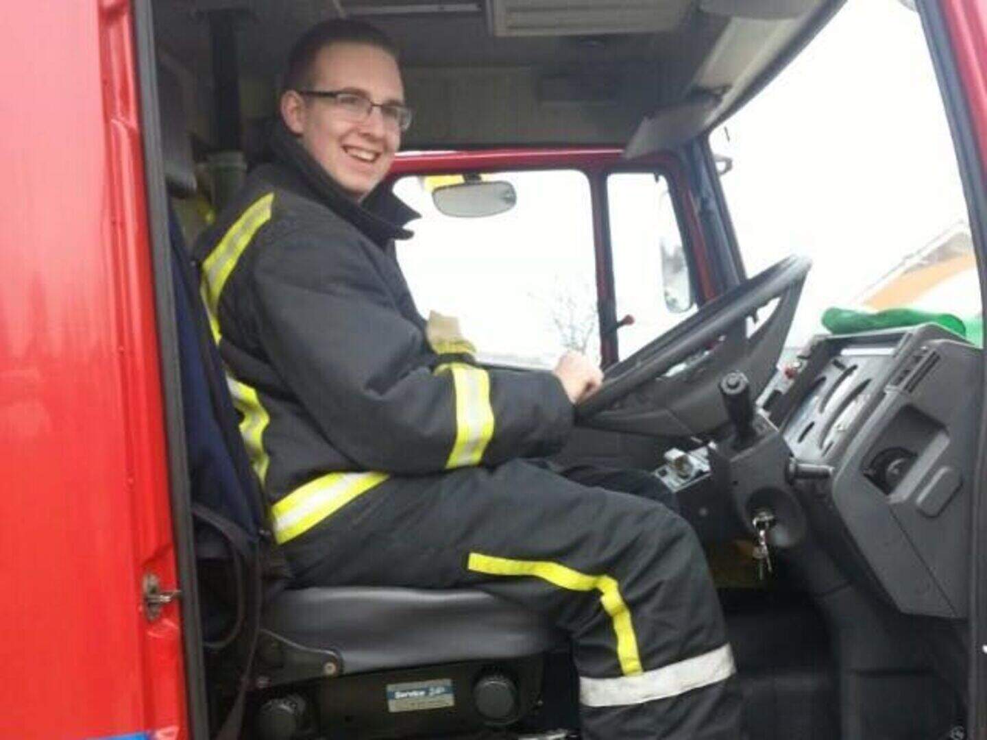 Tragic ambulance paramedic Ross Murphy given guard of honour at funeral ...