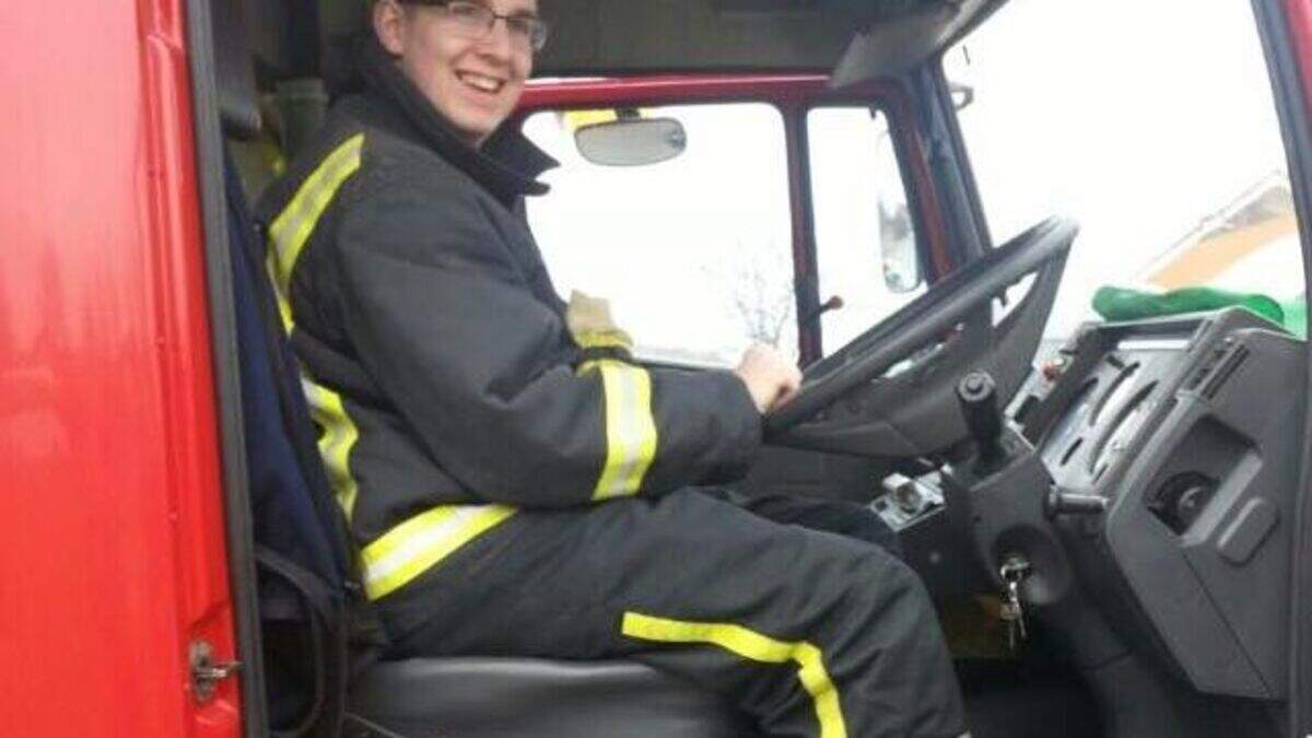Tragic ambulance paramedic Ross Murphy given guard of honour at funeral ...