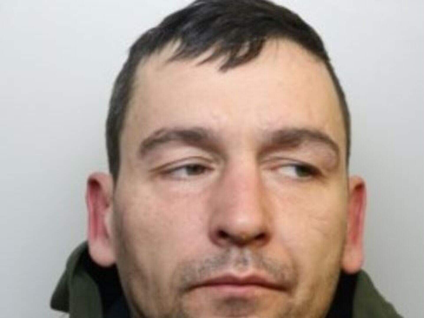 Police launch manhunt for Irishman (31) accused of breaching court ...