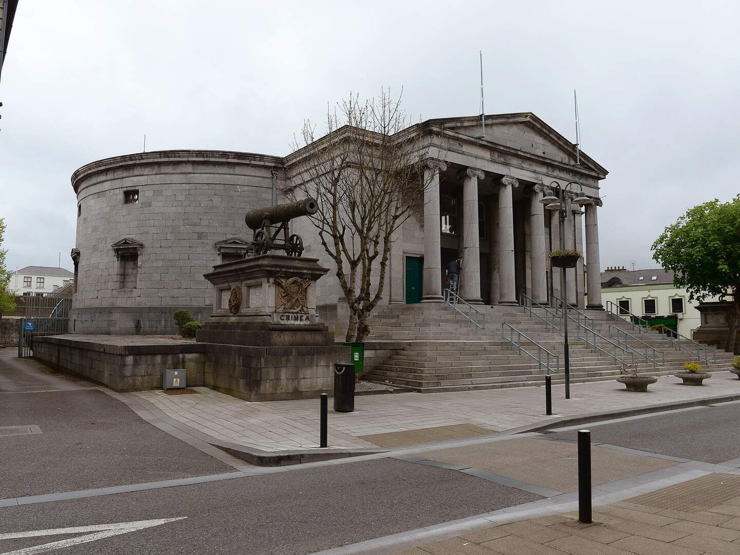 Judge sentences ‘walking clothes horse’ to four months in prison for ...
