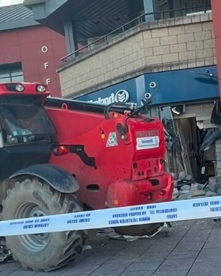 Scene of destruction left by ‘brazen’ early-morning crash and grab gang ...