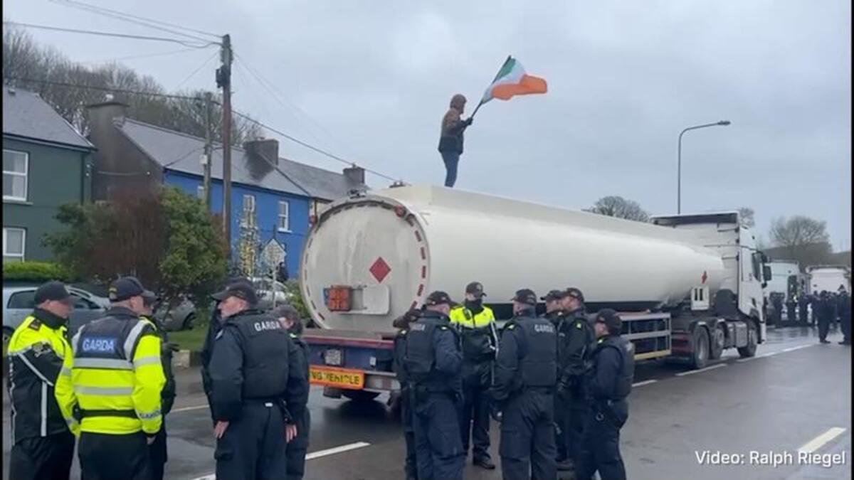 Protestors form human chain in Cork to block oil lorry as public order ...