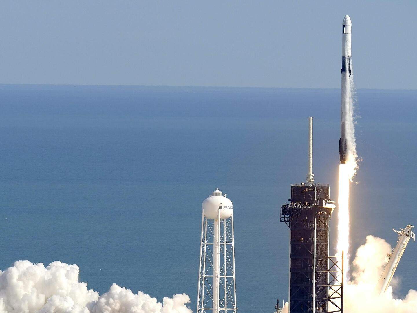 SpaceX sends supply ship packed with Christmas treats to space station ...