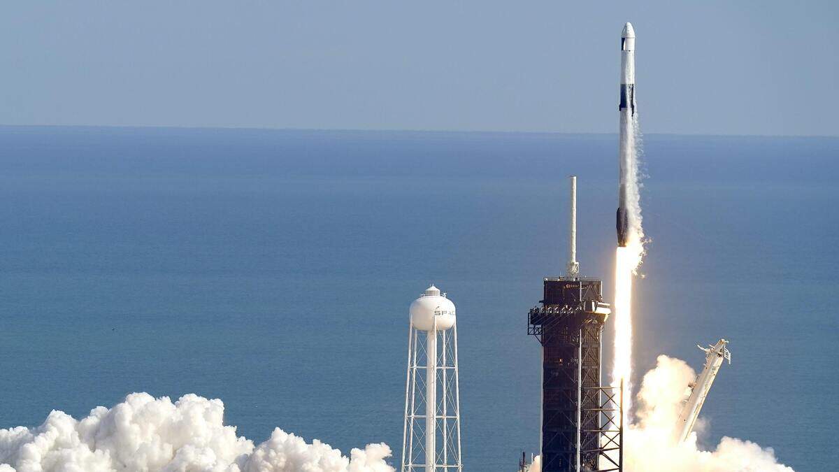 SpaceX sends supply ship packed with Christmas treats to space station ...