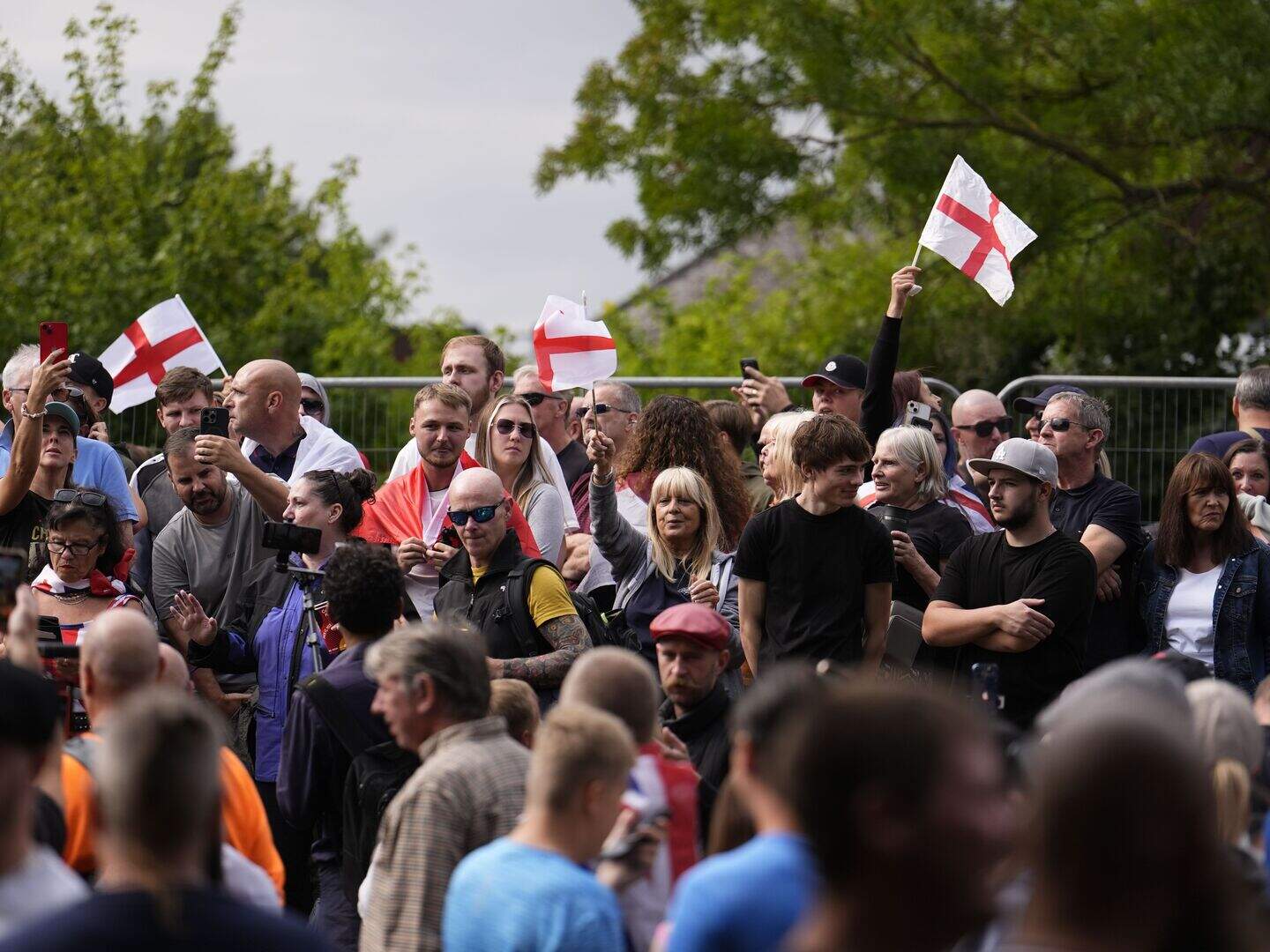 Epping, Essex: Three arrested as demo takes place outside hotel used to ...